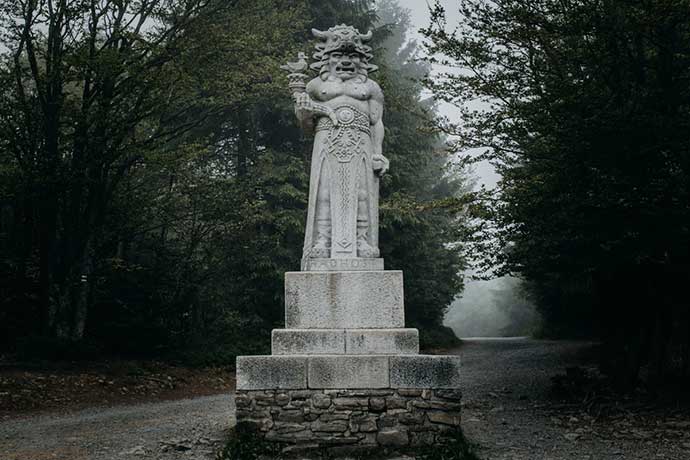 Socha boha Radegasta slaví čtvrtstoletí. 25 zajímavých faktů | Region ...